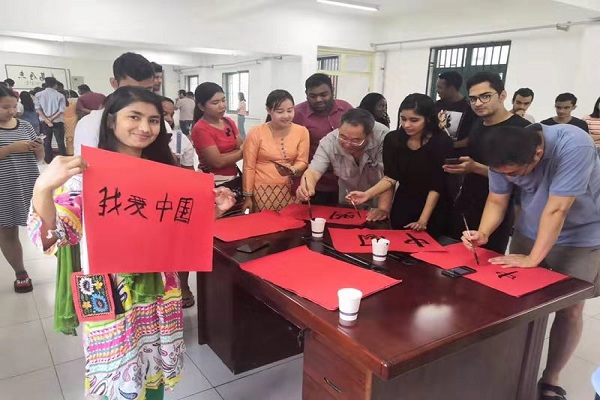 International Students Celebrate the Mid-Autumn Festival-国际交流学院中文版